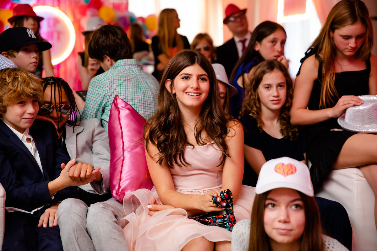 Bat Mitzvah vs Bar Mitzvah: What's The Difference? – Oneg